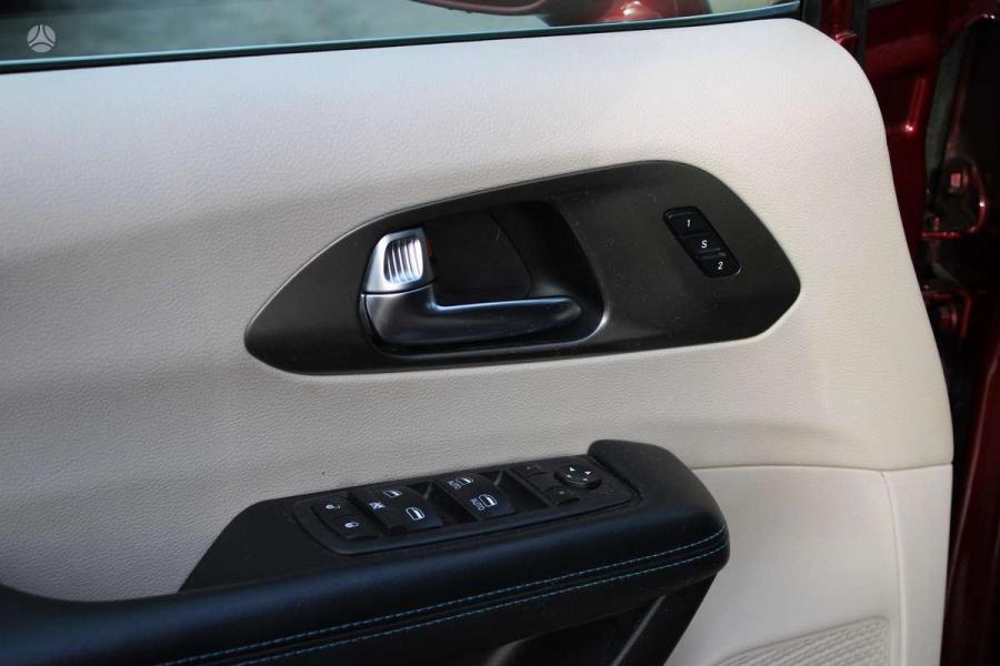 Red Chrysler Pacifica 2021 in Vilnius, with an engine capacity of 3.61 L and mileage of 152 thousand km for 25900 €, photo 24 on AUTOMOTO.COM.LV