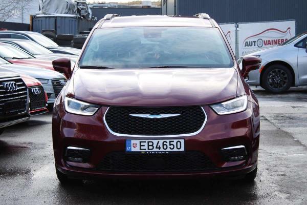 Red Chrysler Pacifica 2021 in Vilnius, with an engine capacity of 3.61 L and mileage of 152 thousand km for 25900 €, photo 2 on AUTOMOTO.COM.LV