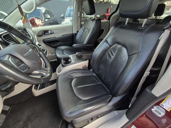 Red Chrysler Pacifica 2021 in Vilnius, with an engine capacity of 3.61 L and mileage of 152 thousand km for 25900 €, photo 9 on AUTOMOTO.COM.LV