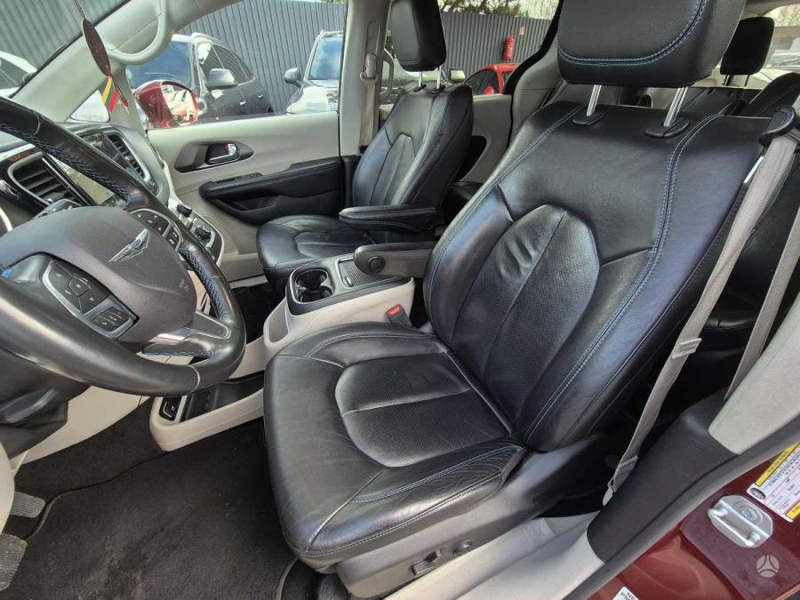 Red Chrysler Pacifica 2021 in Vilnius, with an engine capacity of 3.61 L and mileage of 152 thousand km for 25900 €, photo 9 on AUTOMOTO.COM.LV