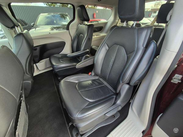 Red Chrysler Pacifica 2021 in Vilnius, with an engine capacity of 3.61 L and mileage of 152 thousand km for 25900 €, photo 10 on AUTOMOTO.COM.LV