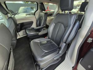 Red Chrysler Pacifica 2021 in Vilnius, with an engine capacity of 3.61 L and mileage of 152 thousand km for 25900 €, photo 10 on AUTOMOTO.COM.LV