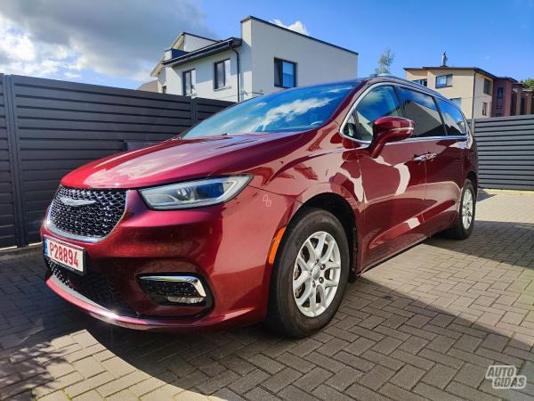 Sarkans Chrysler Pacifica 2021 Kauņa, ar dzinēja tilpumu 3.60 L un nobraukumu 117 tūkst. km par 13950 €, foto  vietnē AUTOMOTO.COM.LV