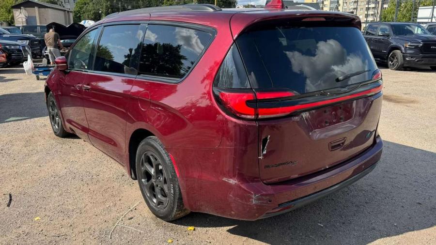 Red Chrysler Pacifica 2021 in Ukmerge, with an engine capacity of 3.61 L and mileage of 125 thousand km for 11499 €, photo 1 on AUTOMOTO.COM.LV
