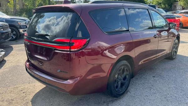 Red Chrysler Pacifica 2021 in Ukmerge, with an engine capacity of 3.61 L and mileage of 125 thousand km for 11499 €, photo 2 on AUTOMOTO.COM.LV