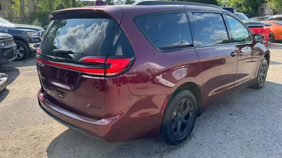 Red Chrysler Pacifica 2021 in Ukmerge, with an engine capacity of 3.61 L and mileage of 125 thousand km for 11499 €, photo 3 on AUTOMOTO.COM.LV