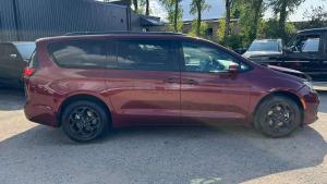 Red Chrysler Pacifica 2021 in Ukmerge, with an engine capacity of 3.61 L and mileage of 125 thousand km for 11499 €, photo 4 on AUTOMOTO.COM.LV