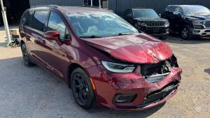 Red Chrysler Pacifica 2021 in Ukmerge, with an engine capacity of 3.61 L and mileage of 125 thousand km for 11499 €, photo 5 on AUTOMOTO.COM.LV