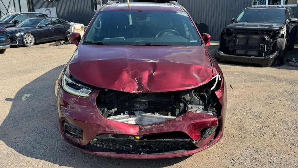 Red Chrysler Pacifica 2021 in Ukmerge, with an engine capacity of 3.61 L and mileage of 125 thousand km for 11499 €, photo 5 on AUTOMOTO.COM.LV