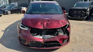 Red Chrysler Pacifica 2021 in Ukmerge, with an engine capacity of 3.61 L and mileage of 125 thousand km for 11499 €, photo 6 on AUTOMOTO.COM.LV