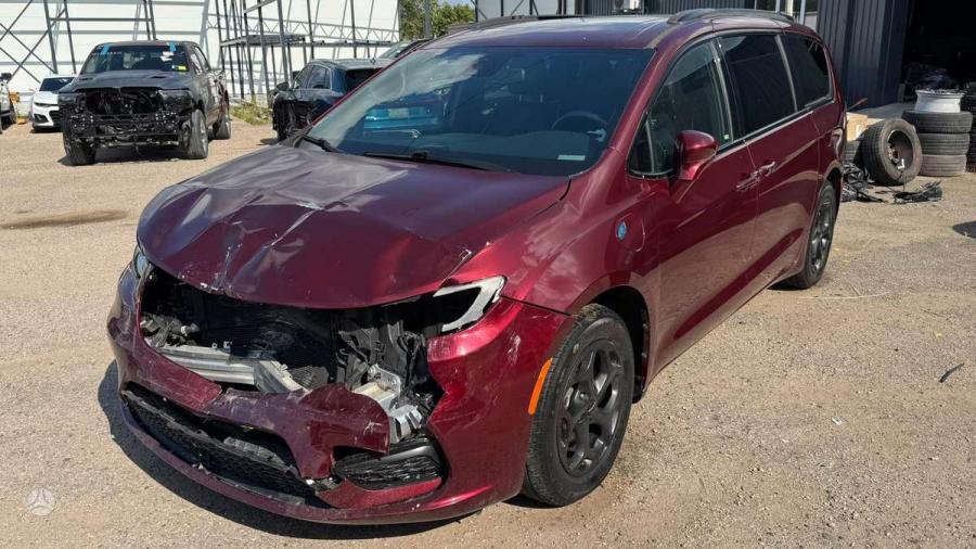 Red Chrysler Pacifica 2021 in Ukmerge, with an engine capacity of 3.61 L and mileage of 125 thousand km for 11499 €, photo 8 on AUTOMOTO.COM.LV