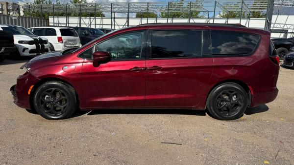 Red Chrysler Pacifica 2021 in Ukmerge, with an engine capacity of 3.61 L and mileage of 125 thousand km for 11499 €, photo 8 on AUTOMOTO.COM.LV