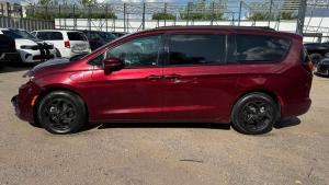 Red Chrysler Pacifica 2021 in Ukmerge, with an engine capacity of 3.61 L and mileage of 125 thousand km for 11499 €, photo 9 on AUTOMOTO.COM.LV