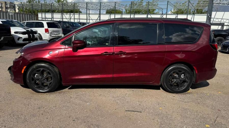 Red Chrysler Pacifica 2021 in Ukmerge, with an engine capacity of 3.61 L and mileage of 125 thousand km for 11499 €, photo 9 on AUTOMOTO.COM.LV