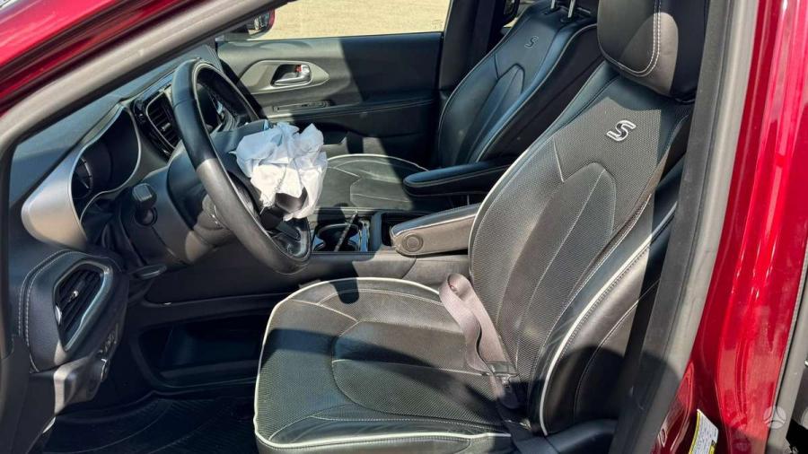 Red Chrysler Pacifica 2021 in Ukmerge, with an engine capacity of 3.61 L and mileage of 125 thousand km for 11499 €, photo 11 on AUTOMOTO.COM.LV