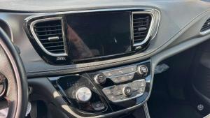 Red Chrysler Pacifica 2021 in Ukmerge, with an engine capacity of 3.61 L and mileage of 125 thousand km for 11499 €, photo 14 on AUTOMOTO.COM.LV