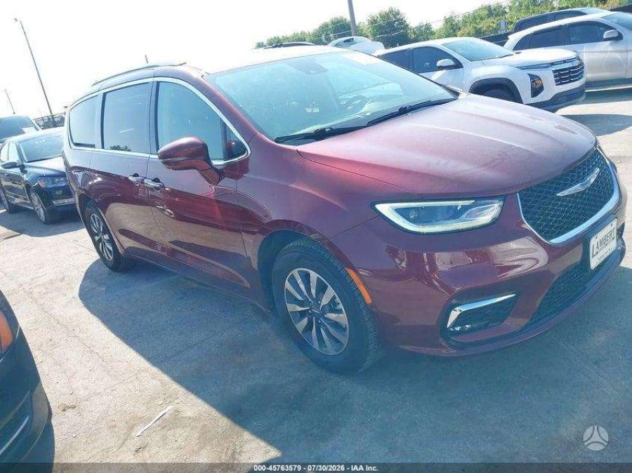 Red Chrysler Pacifica 2021 in Kaunas, with an engine capacity of 3.60 L and mileage of 180 thousand km for 14800 €, photo 1 on AUTOMOTO.COM.LV