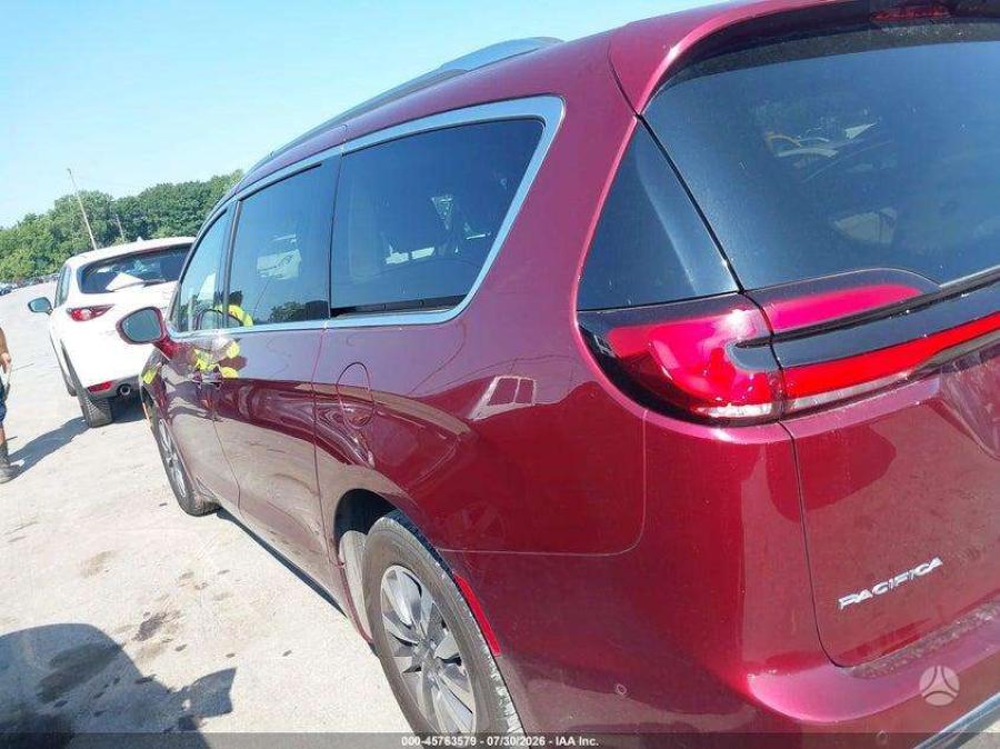 Red Chrysler Pacifica 2021 in Kaunas, with an engine capacity of 3.60 L and mileage of 180 thousand km for 14800 €, photo 3 on AUTOMOTO.COM.LV