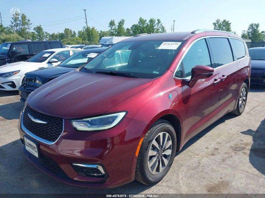 Red Chrysler Pacifica 2021 in Kaunas, with an engine capacity of 3.60 L and mileage of 180 thousand km for 14800 €, photo 6 on AUTOMOTO.COM.LV
