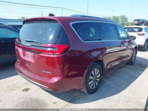 Red Chrysler Pacifica 2021 in Kaunas, with an engine capacity of 3.60 L and mileage of 180 thousand km for 14800 €, photo 7 on AUTOMOTO.COM.LV