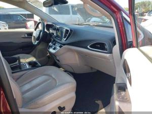 Red Chrysler Pacifica 2021 in Kaunas, with an engine capacity of 3.60 L and mileage of 180 thousand km for 14800 €, photo 8 on AUTOMOTO.COM.LV