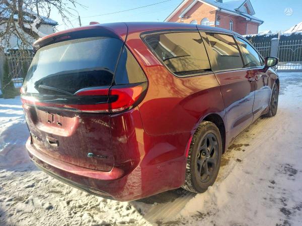 Sarkans Chrysler Pacifica 2022 Šauļi, ar dzinēja tilpumu 3.61 L un nobraukumu 131 tūkst. km par 16000 €, foto 2 vietnē AUTOMOTO.COM.LV