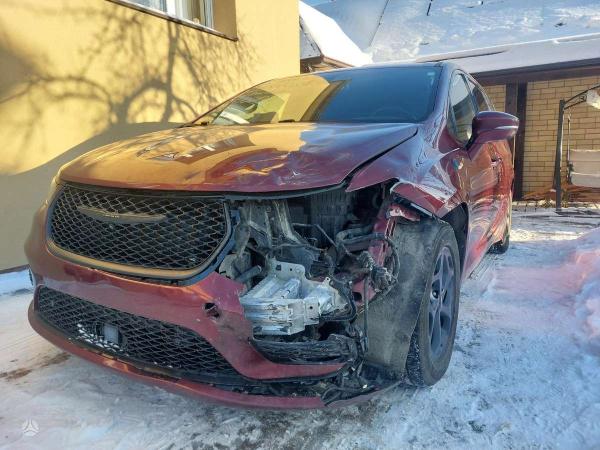 Sarkans Chrysler Pacifica 2022 Šauļi, ar dzinēja tilpumu 3.61 L un nobraukumu 131 tūkst. km par 16000 €, foto 4 vietnē AUTOMOTO.COM.LV