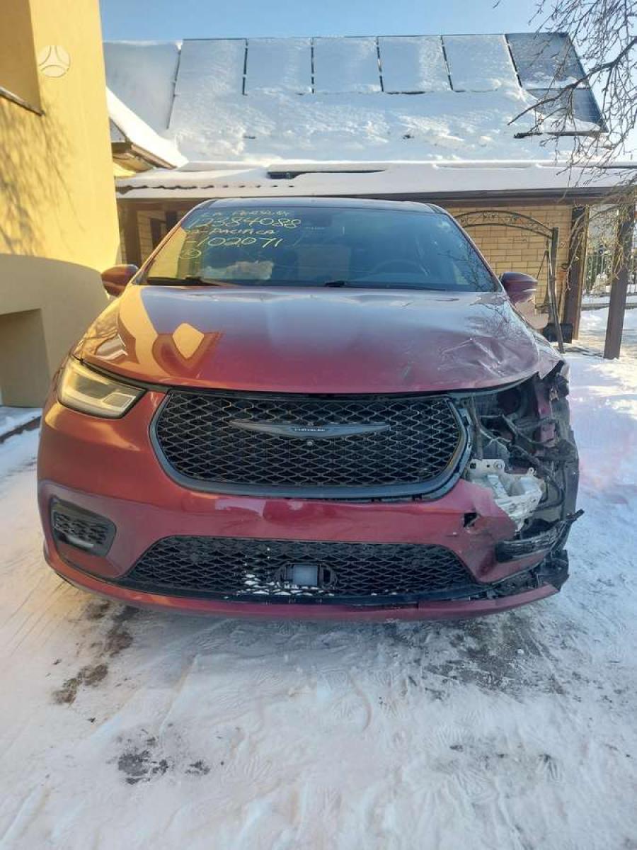 Red Chrysler Pacifica 2022 in Siauliai, with an engine capacity of 3.61 L and mileage of 131 thousand km for 16000 €, photo 5 on AUTOMOTO.COM.LV
