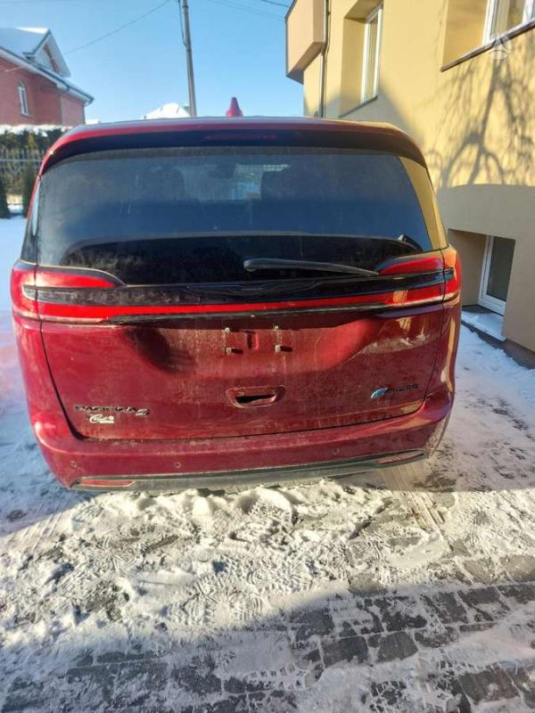 Sarkans Chrysler Pacifica 2022 Šauļi, ar dzinēja tilpumu 3.61 L un nobraukumu 131 tūkst. km par 16000 €, foto 6 vietnē AUTOMOTO.COM.LV