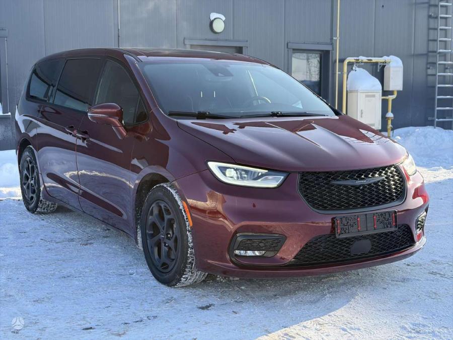 Red Chrysler Pacifica 2022 in Siauliai, with an engine capacity of 3.61 L and mileage of 228 thousand km for 24400 €, photo 3 on AUTOMOTO.COM.LV