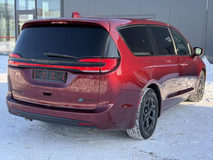 Red Chrysler Pacifica 2022 in Siauliai, with an engine capacity of 3.61 L and mileage of 228 thousand km for 24400 €, photo 4 on AUTOMOTO.COM.LV