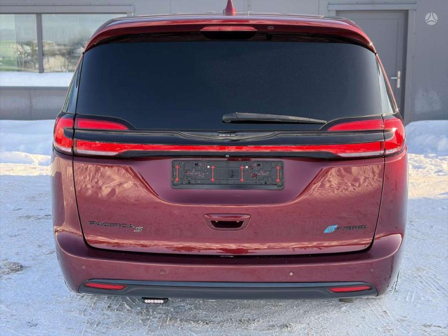 Red Chrysler Pacifica 2022 in Siauliai, with an engine capacity of 3.61 L and mileage of 228 thousand km for 24400 €, photo 5 on AUTOMOTO.COM.LV