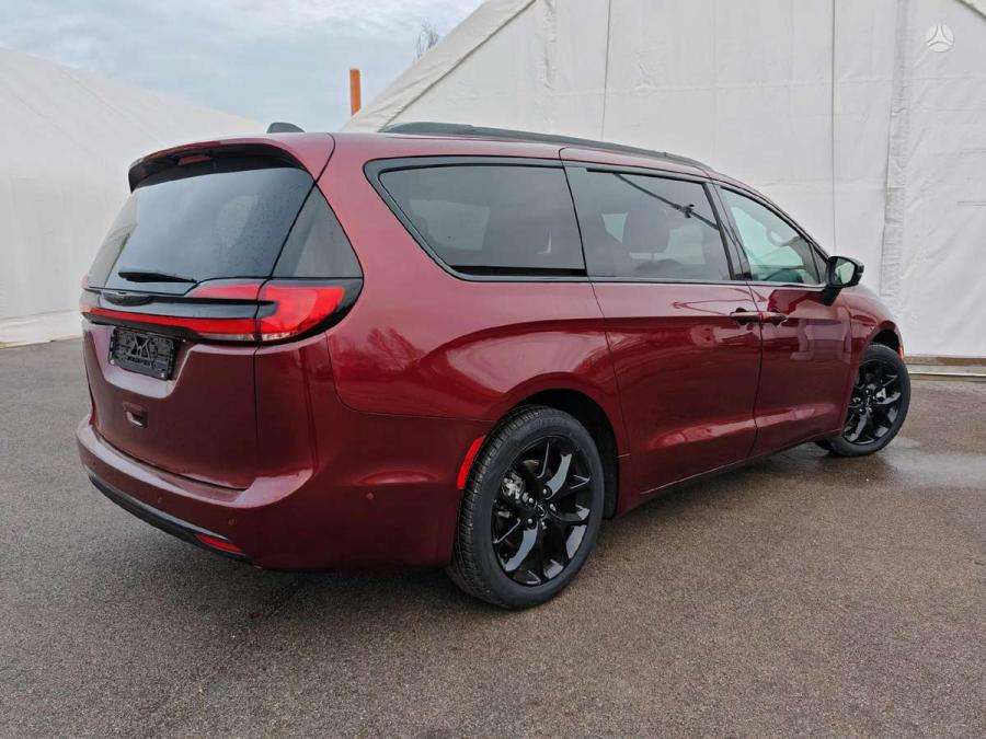 Red Chrysler Pacifica 2023 in Jelgava, with an engine capacity of 3.60 L and mileage of 4 thousand km for 36900 €, photo 35 on AUTOMOTO.COM.LV