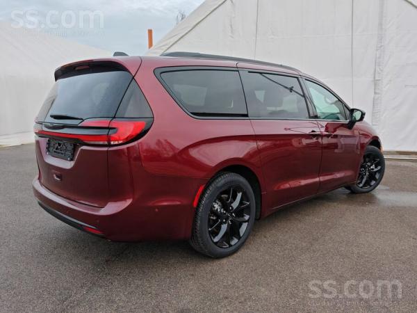 Red Chrysler Pacifica 2023 in Jelgava, with an engine capacity of 3.60 L and mileage of 38 thousand km for 37900 €, photo 4 on AUTOMOTO.COM.LV