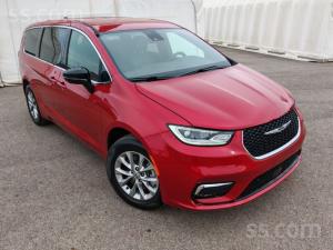 Red Chrysler Pacifica 2025 in Jelgava, with an engine capacity of 3.60 L and mileage of 18 thousand km for 45900 €, photo 3 on AUTOMOTO.COM.LV