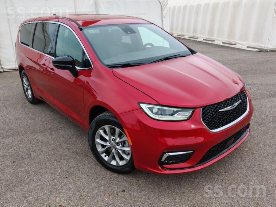 Red Chrysler Pacifica 2025 in Jelgava, with an engine capacity of 3.60 L and mileage of 18 thousand km for 45900 €, photo 3 on AUTOMOTO.COM.LV