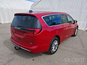 Red Chrysler Pacifica 2025 in Jelgava, with an engine capacity of 3.60 L and mileage of 18 thousand km for 45900 €, photo 4 on AUTOMOTO.COM.LV