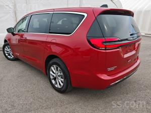 Red Chrysler Pacifica 2025 in Jelgava, with an engine capacity of 3.60 L and mileage of 18 thousand km for 45900 €, photo 5 on AUTOMOTO.COM.LV