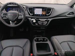 Red Chrysler Pacifica 2025 in Jelgava, with an engine capacity of 3.60 L and mileage of 18 thousand km for 45900 €, photo 9 on AUTOMOTO.COM.LV