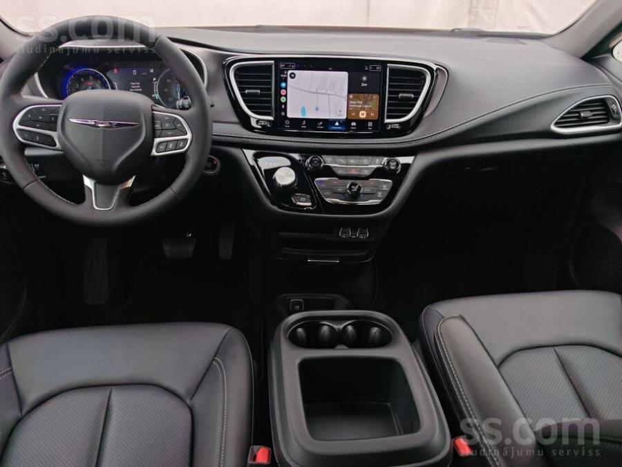 Red Chrysler Pacifica 2025 in Jelgava, with an engine capacity of 3.60 L and mileage of 18 thousand km for 45900 €, photo 9 on AUTOMOTO.COM.LV