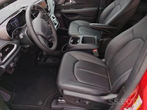 Red Chrysler Pacifica 2025 in Jelgava, with an engine capacity of 3.60 L and mileage of 18 thousand km for 45900 €, photo 10 on AUTOMOTO.COM.LV
