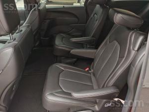 Red Chrysler Pacifica 2025 in Jelgava, with an engine capacity of 3.60 L and mileage of 18 thousand km for 45900 €, photo 11 on AUTOMOTO.COM.LV