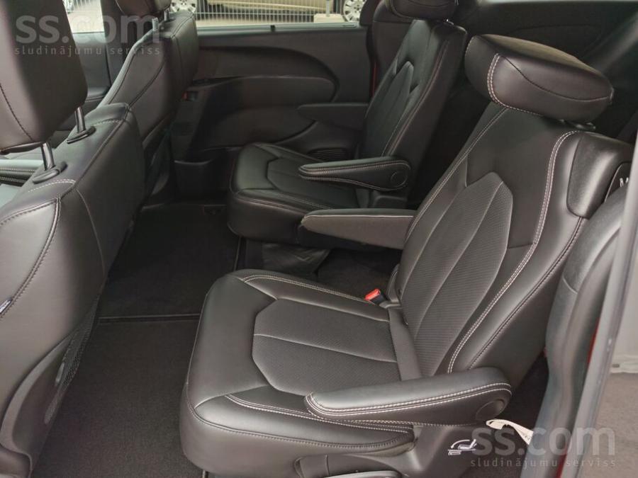 Red Chrysler Pacifica 2025 in Jelgava, with an engine capacity of 3.60 L and mileage of 18 thousand km for 45900 €, photo 11 on AUTOMOTO.COM.LV