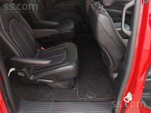 Red Chrysler Pacifica 2025 in Jelgava, with an engine capacity of 3.60 L and mileage of 18 thousand km for 45900 €, photo 13 on AUTOMOTO.COM.LV