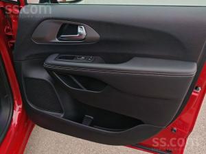 Red Chrysler Pacifica 2025 in Jelgava, with an engine capacity of 3.60 L and mileage of 18 thousand km for 45900 €, photo 30 on AUTOMOTO.COM.LV