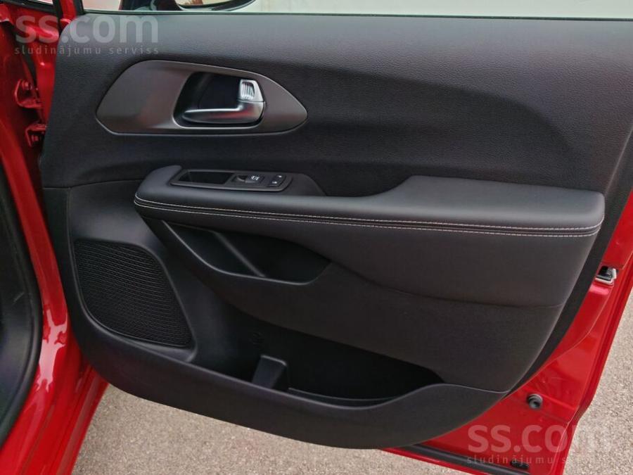 Red Chrysler Pacifica 2025 in Jelgava, with an engine capacity of 3.60 L and mileage of 18 thousand km for 45900 €, photo 30 on AUTOMOTO.COM.LV