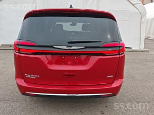Red Chrysler Pacifica 2025 in Jelgava, with an engine capacity of 3.60 L and mileage of 18 thousand km for 45900 €, photo 33 on AUTOMOTO.COM.LV
