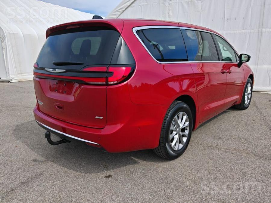 Red Chrysler Pacifica 2025 in Jelgava, with an engine capacity of 3.60 L and mileage of 18 thousand km for 45900 €, photo 36 on AUTOMOTO.COM.LV