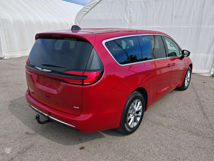 Red Chrysler Pacifica 2025 in Jelgava, with an engine capacity of 3.60 L and mileage of 18 thousand km for 44900 €, photo 4 on AUTOMOTO.COM.LV