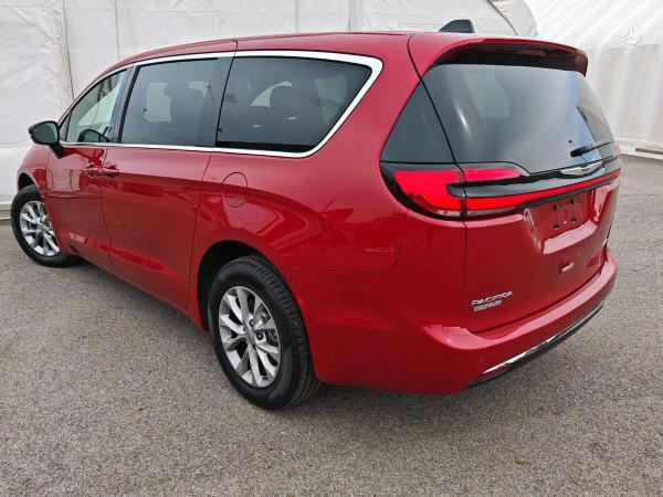 Red Chrysler Pacifica 2025 in Jelgava, with an engine capacity of 3.60 L and mileage of 18 thousand km for 44900 €, photo 4 on AUTOMOTO.COM.LV